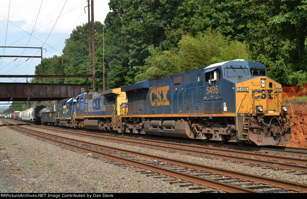 CSX ES40DC 5495 leads Q439-04